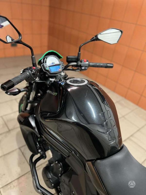 Black Kawasaki ER 2014 in Vilnius, with an engine capacity of 0.65 L and mileage of 42 thousand km for 3400 €, photo 8 on AUTOMOTO.COM.LV