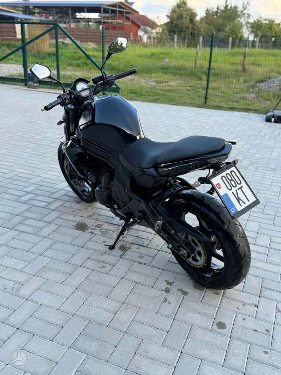 Black Kawasaki ER 2014 in Taurage, with an engine capacity of 0.65 L and mileage of 32 thousand km for 3200 €, photo 4 on AUTOMOTO.COM.LV