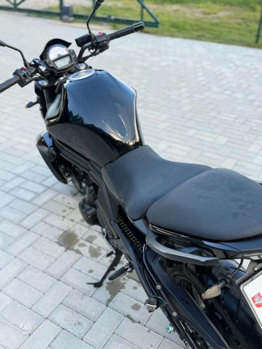 Black Kawasaki ER 2014 in Taurage, with an engine capacity of 0.65 L and mileage of 32 thousand km for 3200 €, photo 7 on AUTOMOTO.COM.LV