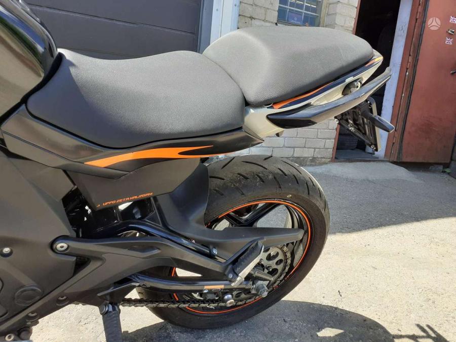 Black Kawasaki ER 2016 in Panevezys, with an engine capacity of 0.65 L and mileage of 45 thousand km for 3550 €, photo 15 on AUTOMOTO.COM.LV