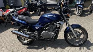 Zils Kawasaki ER 1999 Telšiai, ar dzinēja tilpumu 0.50 L un nobraukumu 8 tūkst. km par 1250 €, foto  vietnē AUTOMOTO.COM.LV