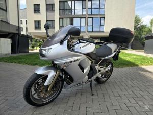 Pelēks Kawasaki ER 2006 Kauņa, ar dzinēja tilpumu 0.65 L un nobraukumu 56 tūkst. km par 2200 €, foto  vietnē AUTOMOTO.COM.LV