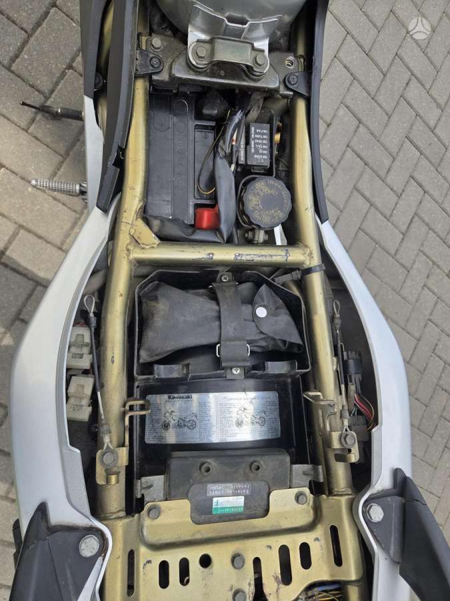 Pelēks Kawasaki ER 2006 Kauņa, ar dzinēja tilpumu 0.65 L un nobraukumu 56 tūkst. km par 2200 €, foto 19 vietnē AUTOMOTO.COM.LV