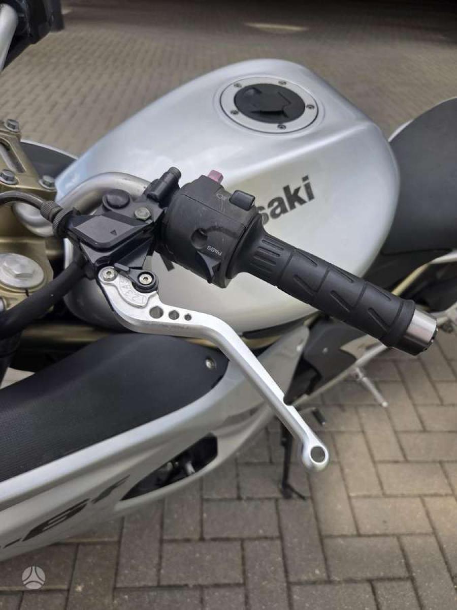 Pelēks Kawasaki ER 2006 Kauņa, ar dzinēja tilpumu 0.65 L un nobraukumu 56 tūkst. km par 2200 €, foto 20 vietnē AUTOMOTO.COM.LV