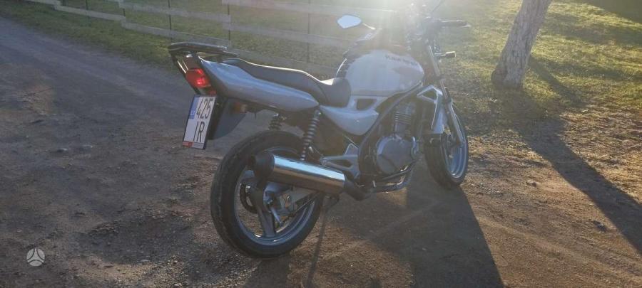 Kawasaki ER 2002 in Trakai, with an engine capacity of 0.50 L and mileage of 32 thousand km for 1400 €, photo 9 on AUTOMOTO.COM.LV