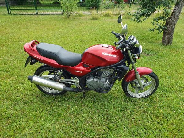 Красный Кавасаки ER 1999 в Варена, объемом двигателя 0.50 л и пробегом 66 тыс. км за 1300 €, фото 1 на AUTOMOTO.COM.LV