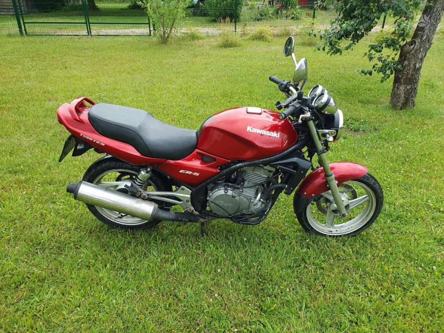 Красный Кавасаки ER 1999 в Варена, объемом двигателя 0.50 л и пробегом 66 тыс. км за 1300 €, фото 1 на AUTOMOTO.COM.LV
