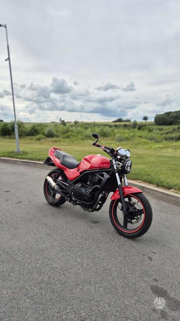 Red Kawasaki ER 1999 in Ukmerge, with an engine capacity of 0.50 L and mileage of 300 thousand km for 1650 €, photo 1 on AUTOMOTO.COM.LV