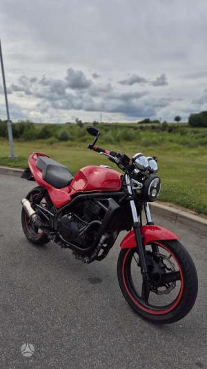 Red Kawasaki ER 1999 in Ukmerge, with an engine capacity of 0.50 L and mileage of 300 thousand km for 1650 €, photo 3 on AUTOMOTO.COM.LV