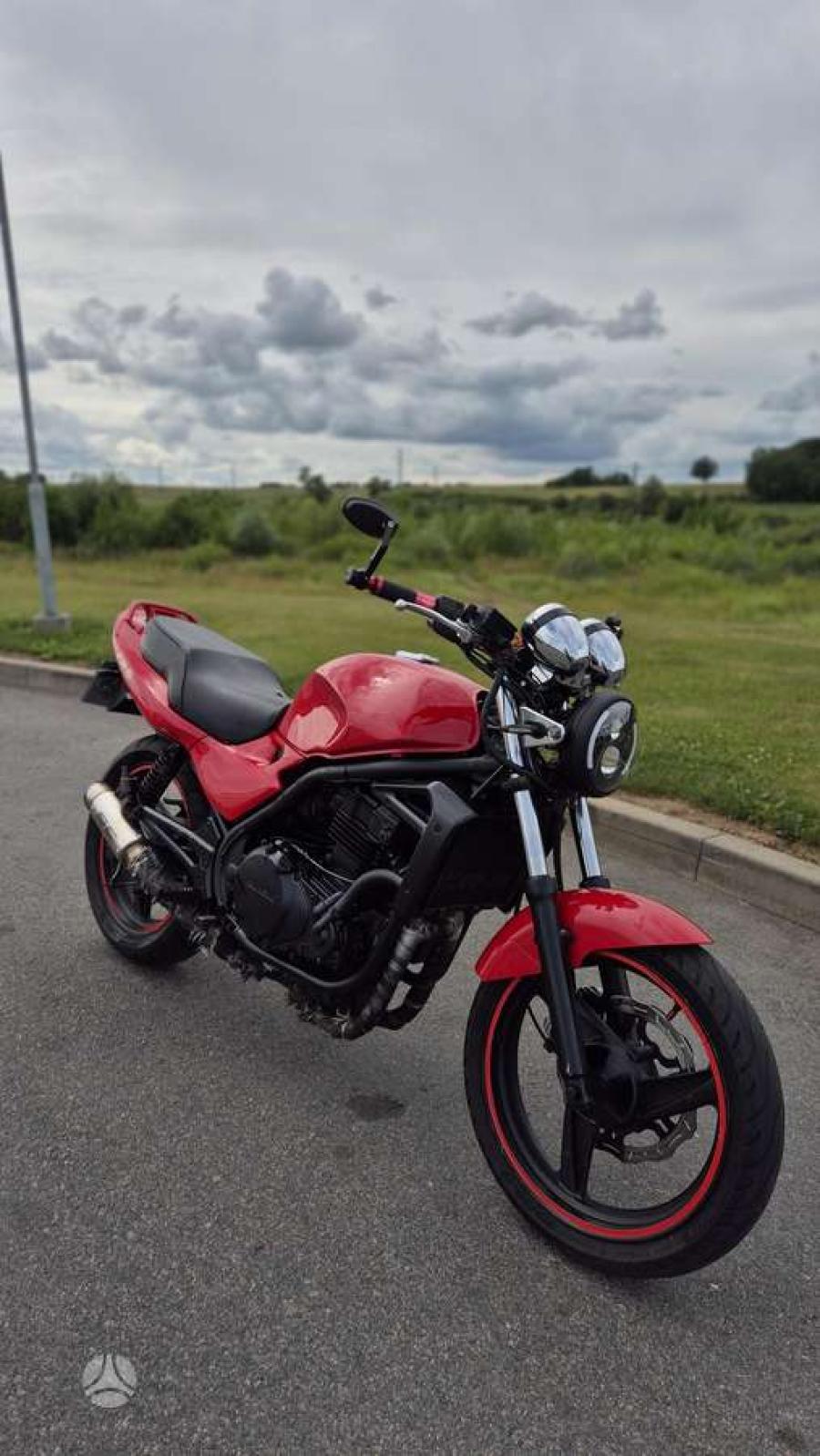 Red Kawasaki ER 1999 in Ukmerge, with an engine capacity of 0.50 L and mileage of 300 thousand km for 1650 €, photo 3 on AUTOMOTO.COM.LV