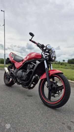 Red Kawasaki ER 1999 in Ukmerge, with an engine capacity of 0.50 L and mileage of 300 thousand km for 1650 €, photo 4 on AUTOMOTO.COM.LV
