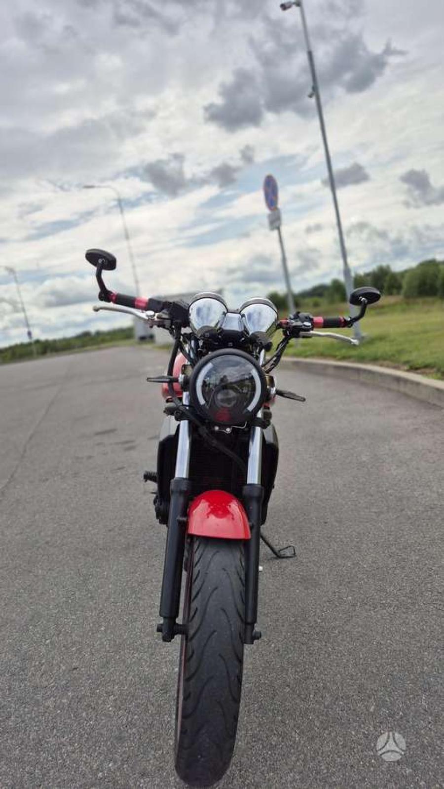 Red Kawasaki ER 1999 in Ukmerge, with an engine capacity of 0.50 L and mileage of 300 thousand km for 1650 €, photo 5 on AUTOMOTO.COM.LV