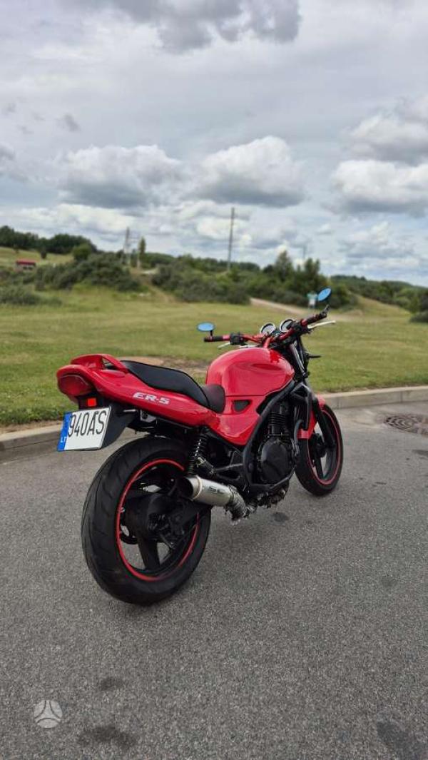 Red Kawasaki ER 1999 in Ukmerge, with an engine capacity of 0.50 L and mileage of 300 thousand km for 1650 €, photo 6 on AUTOMOTO.COM.LV