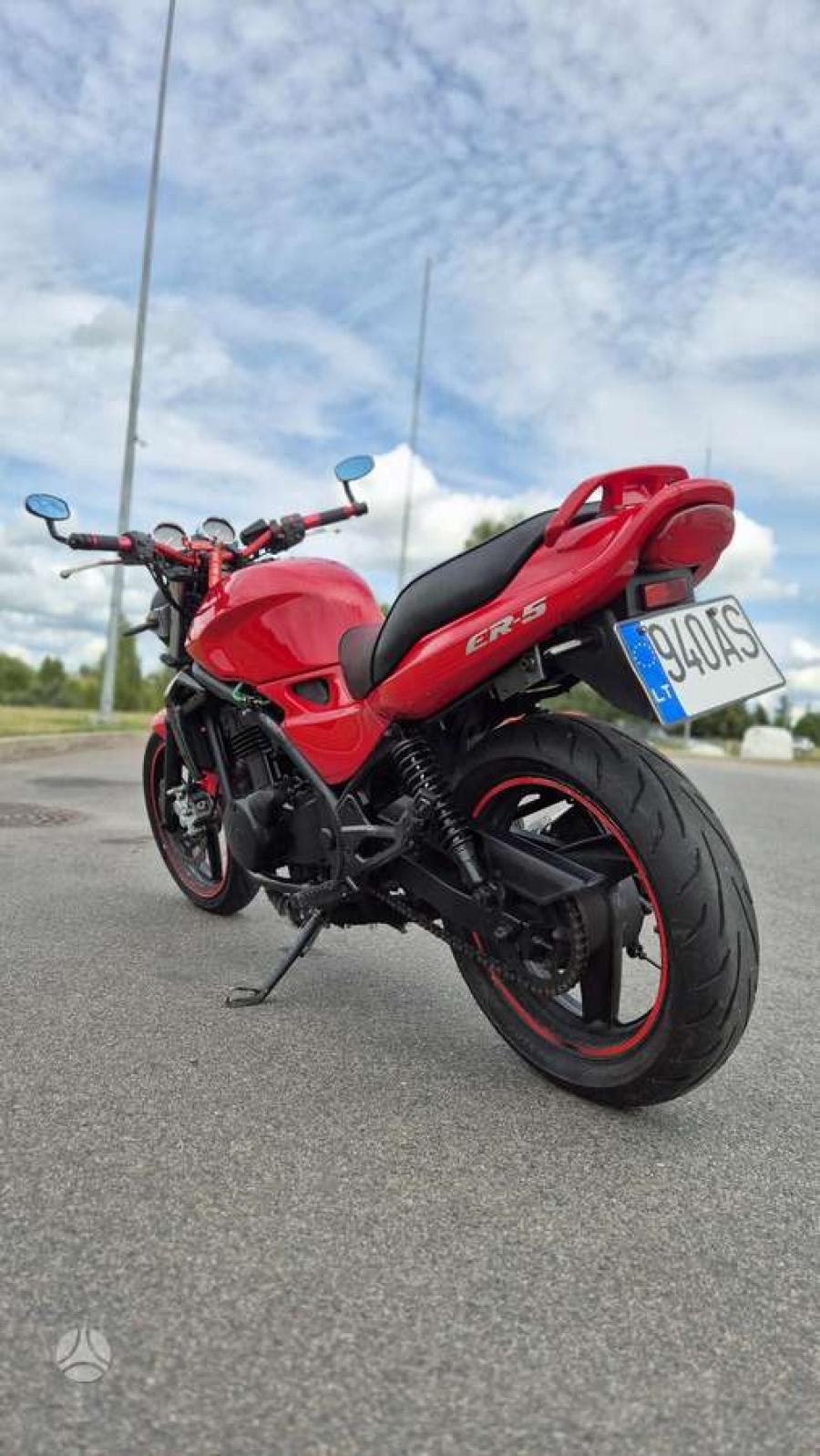 Red Kawasaki ER 1999 in Ukmerge, with an engine capacity of 0.50 L and mileage of 300 thousand km for 1650 €, photo 14 on AUTOMOTO.COM.LV