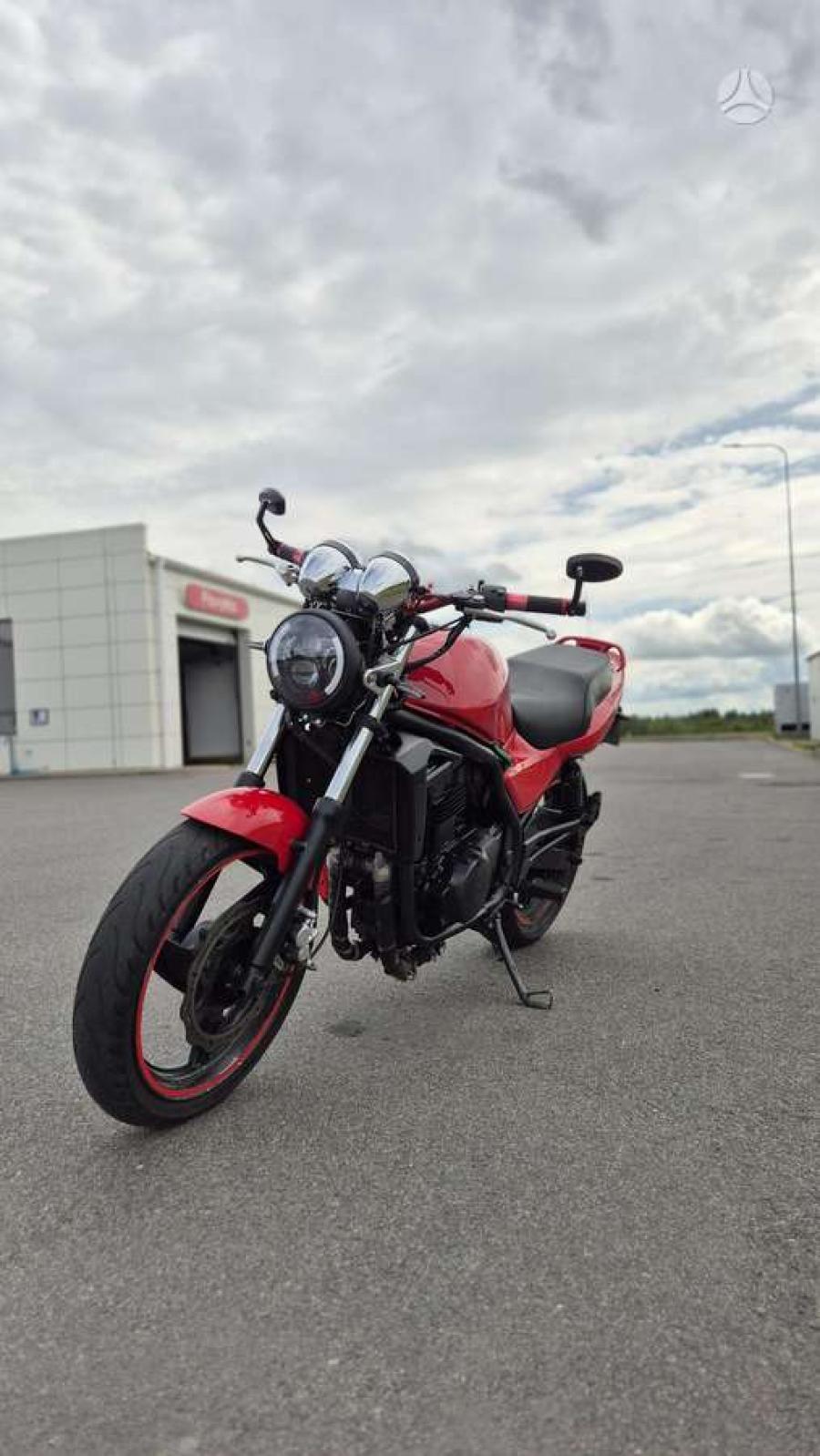 Red Kawasaki ER 1999 in Ukmerge, with an engine capacity of 0.50 L and mileage of 300 thousand km for 1650 €, photo 15 on AUTOMOTO.COM.LV