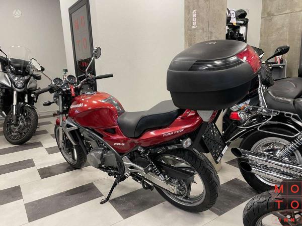 Red Kawasaki ER 2001 in Riga, with an engine capacity of 0.50 L and mileage of 34 thousand km for 1499 €, photo 3 on AUTOMOTO.COM.LV