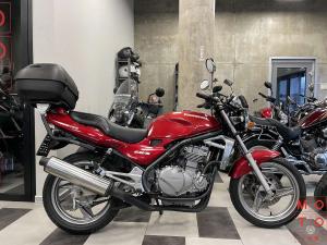 Sarkans Kawasaki ER 2001 Rīga, ar dzinēja tilpumu 0.50 L un nobraukumu 34 tūkst. km par 1499 €, foto 5 vietnē AUTOMOTO.COM.LV