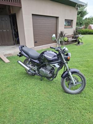 Violets Kawasaki ER 2003 Kauņa, ar dzinēja tilpumu 0.50 L un nobraukumu 15 tūkst. km par 1600 €, foto  vietnē AUTOMOTO.COM.LV