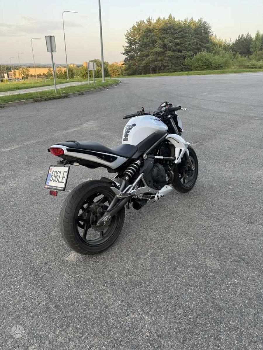 White Kawasaki ER 2009 in Alytus, with an engine capacity of 0.65 L and mileage of 32 thousand km for 3100 €, photo 4 on AUTOMOTO.COM.LV