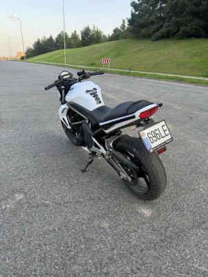 White Kawasaki ER 2009 in Alytus, with an engine capacity of 0.65 L and mileage of 32 thousand km for 3100 €, photo 8 on AUTOMOTO.COM.LV
