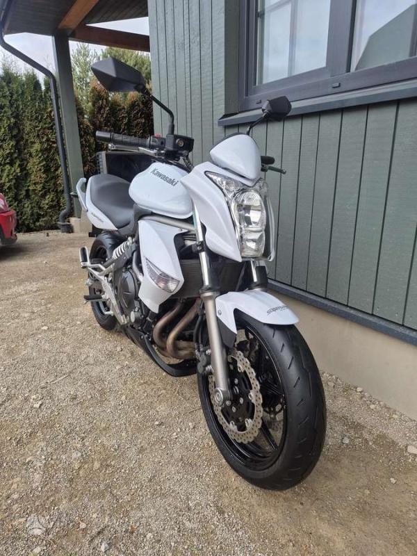 White Kawasaki ER 2010 in Kursenai, with an engine capacity of 0.65 L and mileage of 23 thousand km for 2749 €, photo 2 on AUTOMOTO.COM.LV