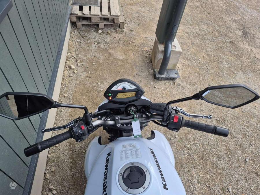 White Kawasaki ER 2010 in Kursenai, with an engine capacity of 0.65 L and mileage of 23 thousand km for 2749 €, photo 11 on AUTOMOTO.COM.LV