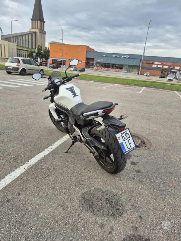 White Kawasaki ER 2012 in Mazeikiai, with an engine capacity of 0.65 L and mileage of 57 thousand km for 2500 €, photo 6 on AUTOMOTO.COM.LV
