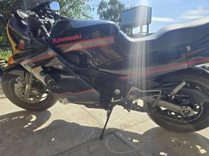 Melns Kawasaki GPZ 1985 Panevēža, ar dzinēja tilpumu 0.99 L un nobraukumu 80 tūkst. km par 999 €, foto  vietnē AUTOMOTO.COM.LV