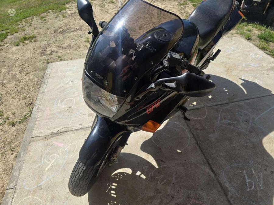 Melns Kawasaki GPZ 1985 Panevēža, ar dzinēja tilpumu 0.99 L un nobraukumu 80 tūkst. km par 999 €, foto 4 vietnē AUTOMOTO.COM.LV