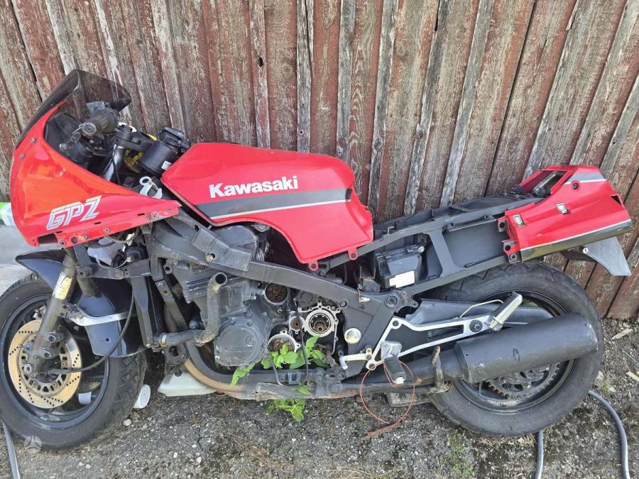 Melns Kawasaki GPZ 1985 Panevēža, ar dzinēja tilpumu 0.99 L un nobraukumu 80 tūkst. km par 999 €, foto 8 vietnē AUTOMOTO.COM.LV