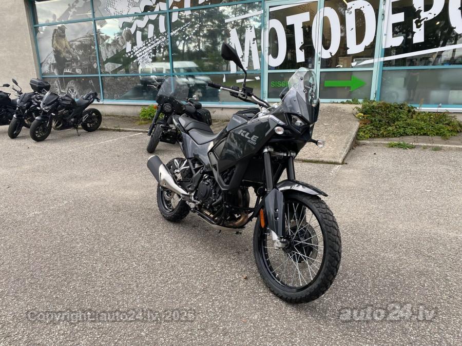 Grey Kawasaki KLE 500 2026 in Tallinn, with an engine capacity of 0.45 L and mileage of 1 thousand km for 5995 €, photo 3 on AUTOMOTO.COM.LV
