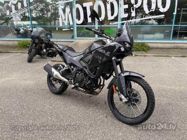 Kawasaki KLE 500 2026 in Tallinn on AUTOMOTO.COM.LV Grey Kawasaki KLE 500 2026 in Tallinn, with an engine capacity of 0.45 L and mileage of 1 thousand km for 5995 €, photo 1 on AUTOMOTO.COM.LV