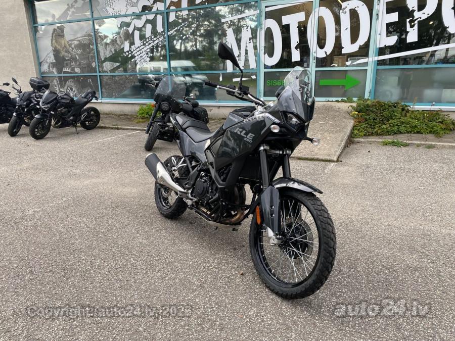 Grey Kawasaki KLE 500 2026 in Tallinn, with an engine capacity of 0.45 L and mileage of 1 thousand km for 5995 €, photo 3 on AUTOMOTO.COM.LV