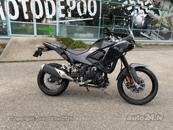 Kawasaki KLE 500 2026 in Tallinn on AUTOMOTO.COM.LV Grey Kawasaki KLE 500 2026 in Tallinn, with an engine capacity of 0.45 L and mileage of 1 thousand km for 5995 €, photo 4 on AUTOMOTO.COM.LV
