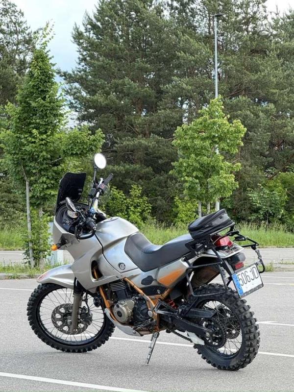 Grey Kawasaki KLE 2005 in Vilnius, with an engine capacity of 0.50 L and mileage of 87 thousand km for 2150 €, photo 3 on AUTOMOTO.COM.LV