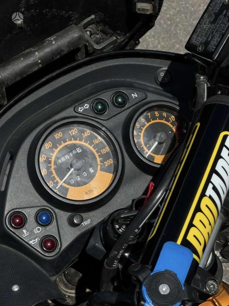 Pelēks Kawasaki KLE 2005 Viļņa, ar dzinēja tilpumu 0.50 L un nobraukumu 87 tūkst. km par 2150 €, foto 9 vietnē AUTOMOTO.COM.LV