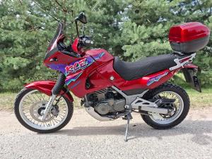 Sarkans Kawasaki KLE 1995 Marijampole, ar dzinēja tilpumu 0.50 L un nobraukumu 37 tūkst. km par 1990 €, foto  vietnē AUTOMOTO.COM.LV