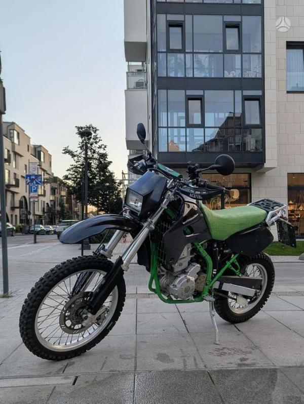 Black Kawasaki KLX 1994 in Vilnius, with an engine capacity of 0.65 L and mileage of 50 thousand km for 2300 €, photo 1 on AUTOMOTO.COM.LV