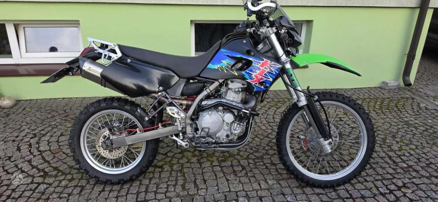 Черный Кавасаки KLX 1994 в Таураге, объемом двигателя 0.65 л и пробегом 22 тыс. км за 2550 €, фото 1 на AUTOMOTO.COM.LV