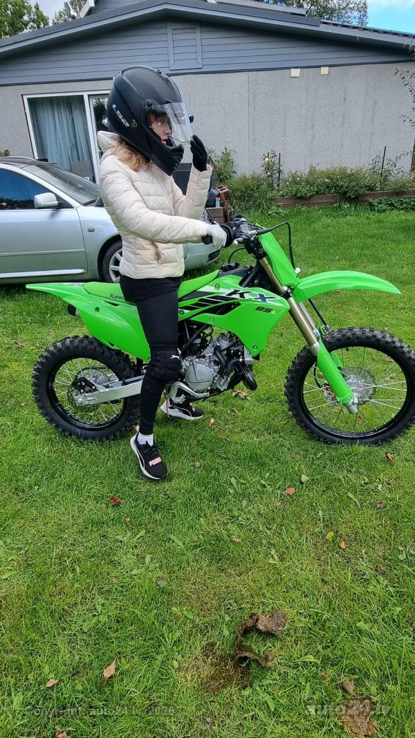 Kawasaki KX 85 2025 Tartu vietnē Zaļš Kawasaki KX 85 2025 Tartu, ar dzinēja tilpumu 85.00 L un nobraukumu 0 tūkst. km par 3800 €, foto 1 vietnē AUTOMOTO.COM.LV