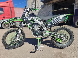 Balts Kawasaki KXF 2012 Kauņa, ar dzinēja tilpumu 0.45 L un nobraukumu 0 tūkst. km par 3200 €, foto  vietnē AUTOMOTO.COM.LV