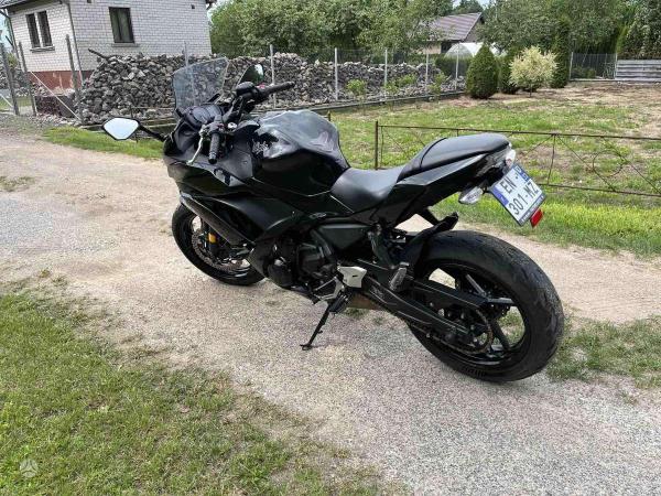 Black Kawasaki Ninja 650 2017 in Kaunas, with an engine capacity of 0.65 L and mileage of 19 thousand km for 5499 €, photo 5 on AUTOMOTO.COM.LV