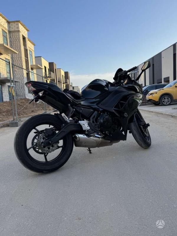 Melns Kawasaki Ninja 650 2021 Viļņa, ar dzinēja tilpumu 0.65 L un nobraukumu 13 tūkst. km par 5999 €, foto 1 vietnē AUTOMOTO.COM.LV