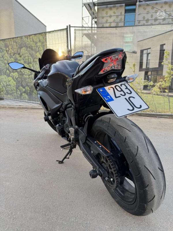 Black Kawasaki Ninja 650 2021 in Vilnius, with an engine capacity of 0.65 L and mileage of 13 thousand km for 5999 €, photo 3 on AUTOMOTO.COM.LV