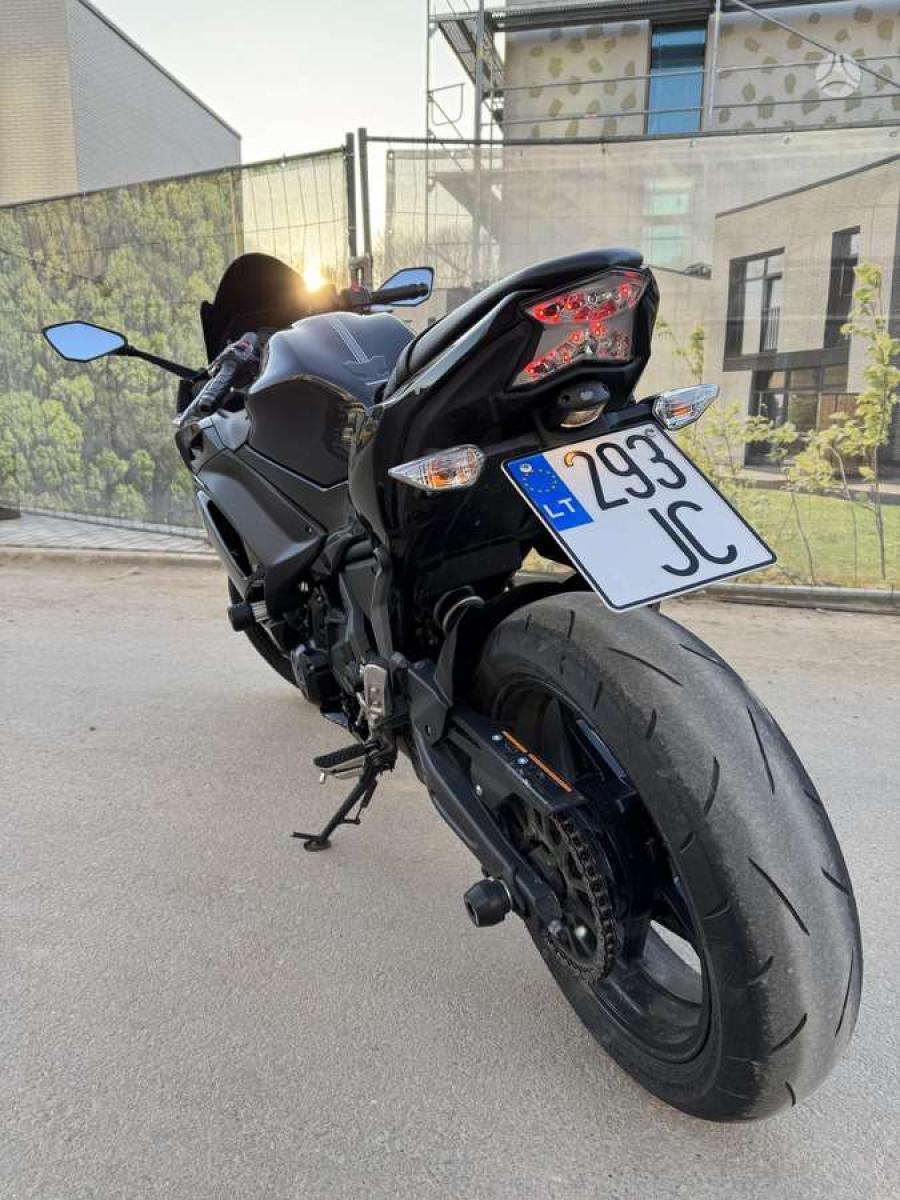 Black Kawasaki Ninja 650 2021 in Vilnius, with an engine capacity of 0.65 L and mileage of 13 thousand km for 5999 €, photo 3 on AUTOMOTO.COM.LV