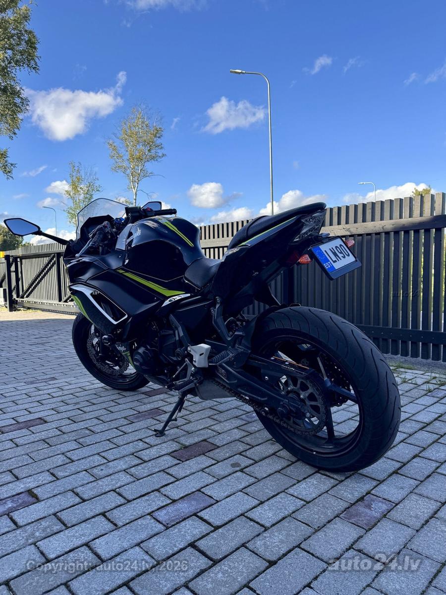 Black Kawasaki Ninja 650 2022 in Rapla, with an engine capacity of 0.65 L and mileage of 9 thousand km for 6300 €, photo 5 on AUTOMOTO.COM.LV