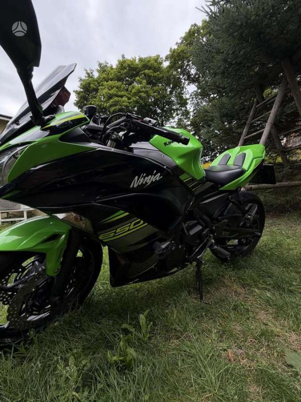 Green Kawasaki Ninja 650 2018 in Vilnius, with an engine capacity of 0.65 L and mileage of 29 thousand km for 4400 €, photo 5 on AUTOMOTO.COM.LV