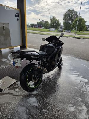 Black Kawasaki Ninja 2000 in Kaunas, with an engine capacity of 0.60 L and mileage of 78 thousand km for 2300 €, photo 6 on AUTOMOTO.COM.LV