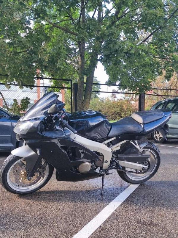 Black Kawasaki Ninja 2000 in Kaunas, with an engine capacity of 0.60 L and mileage of 19 thousand km for 1200 €, photo 3 on AUTOMOTO.COM.LV