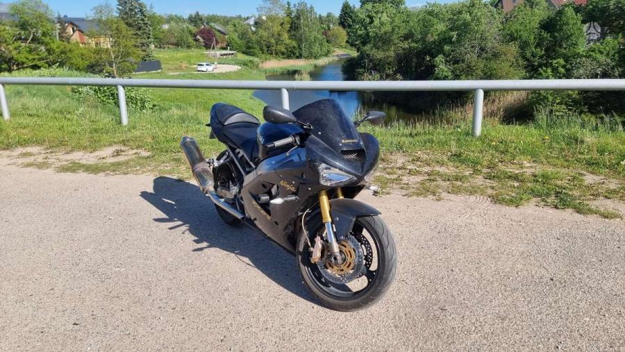 Black Kawasaki Ninja 2004 in Kaunas, with an engine capacity of 0.60 L and mileage of 72 thousand km for 2600 €, photo 1 on AUTOMOTO.COM.LV